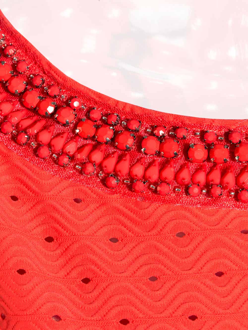 Abito Tubino Color Rosso Corallo con Pietre sul Collo Effetto Collana ...